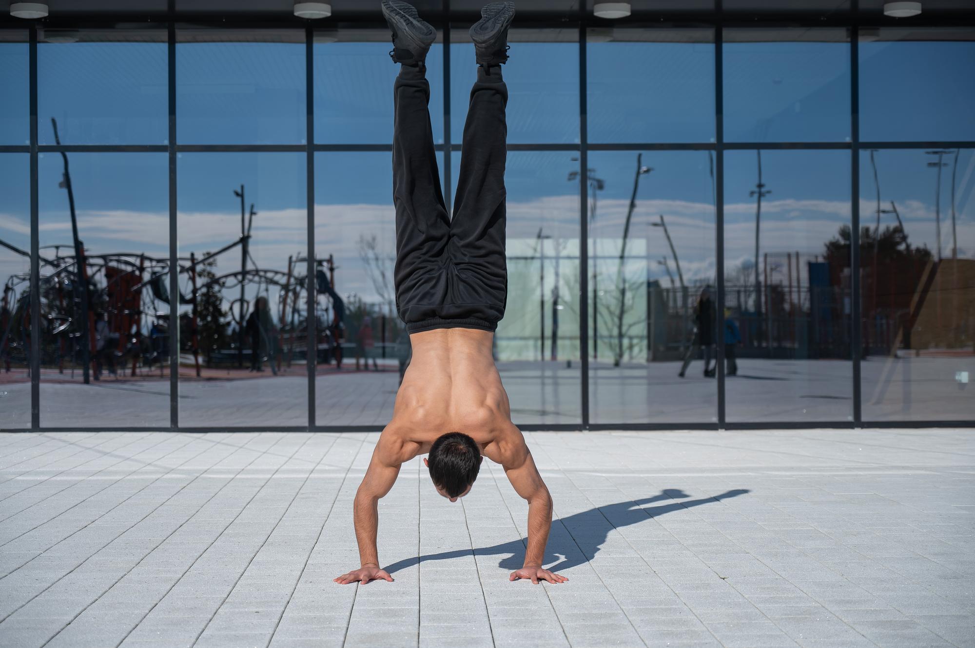 Handstand – prawie wszystko co musisz wiedzieć o staniu na rękach ...